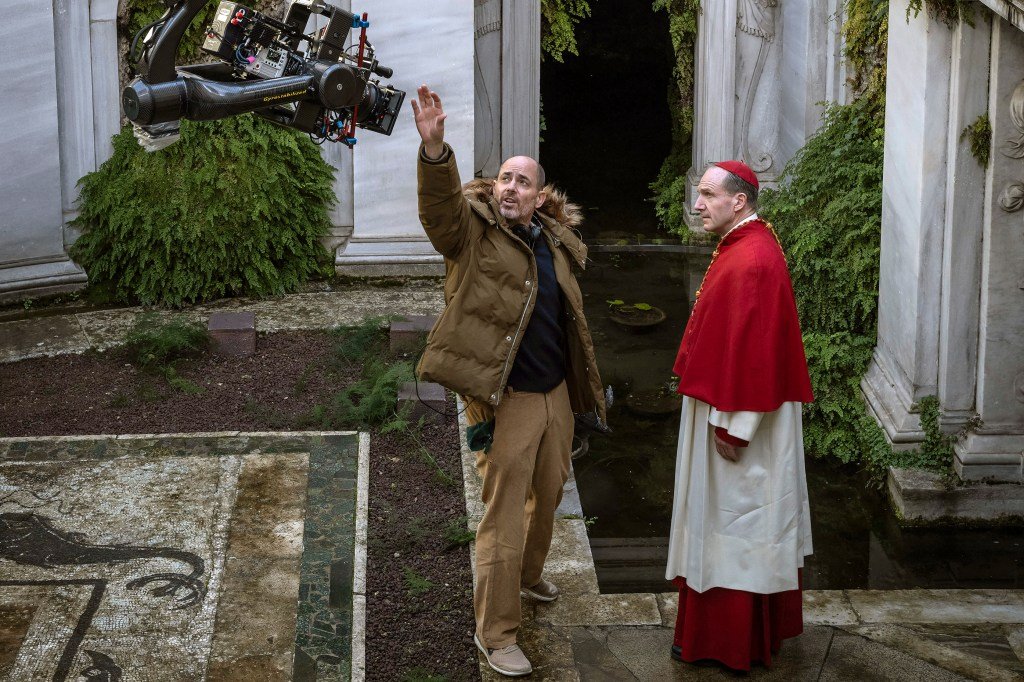 A real Catholic cardinal let Ralph Fiennes try on his robes for ...
