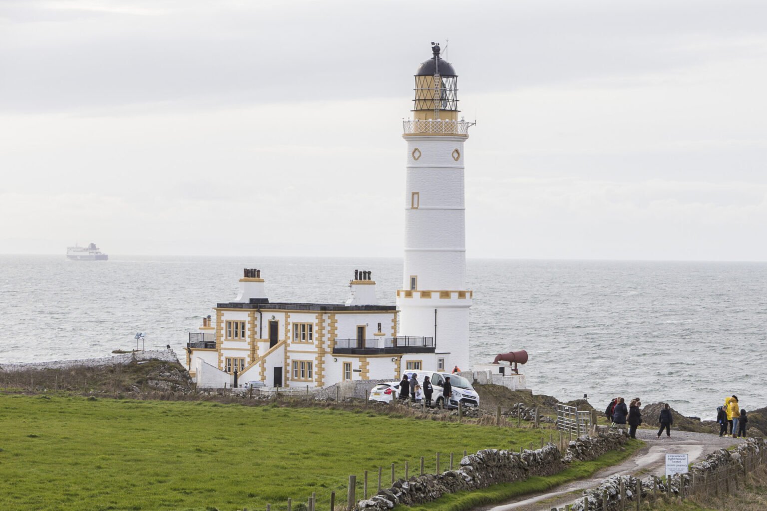 Message in a bottle uncovered by lighthouse workers after 132 years — they were stunned by ...