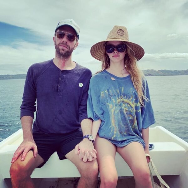 Watch Gwyneth Paltrows Daughter Apple Sweetly Dance With Dad Chris