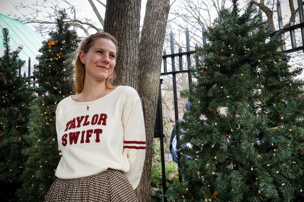 Merry Swiftmas! Superfan decked her tree with 103 Taylor Swift ornaments - New York Hots!