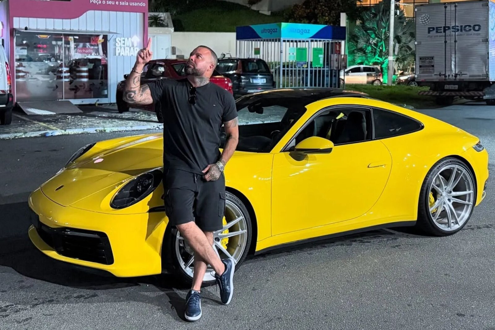 Influencer dies at 45 from a heart attack — while getting a back tattoo ...