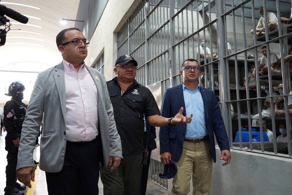 Costa Rican bigwig tours El Salvador’s ‘mega prison’ for solution to ...
