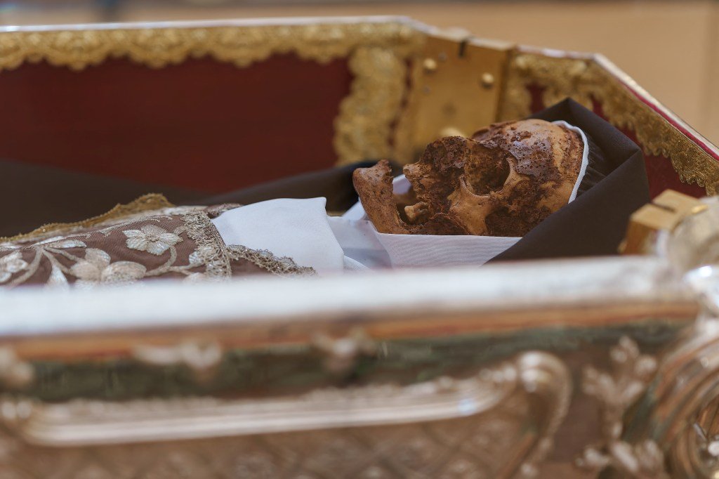 Incredibly well-preserved corpse of saint who died more than 400 years ...