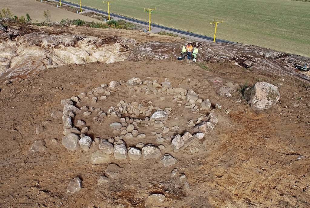 Strange Viking grave with ‘Christian overtones’ discovered by perplexed ...
