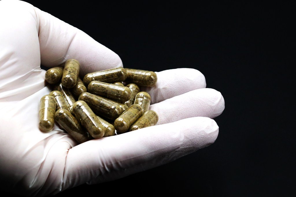 British doctors are prescribing ‘poo pills’ with freeze-dried feces for ...