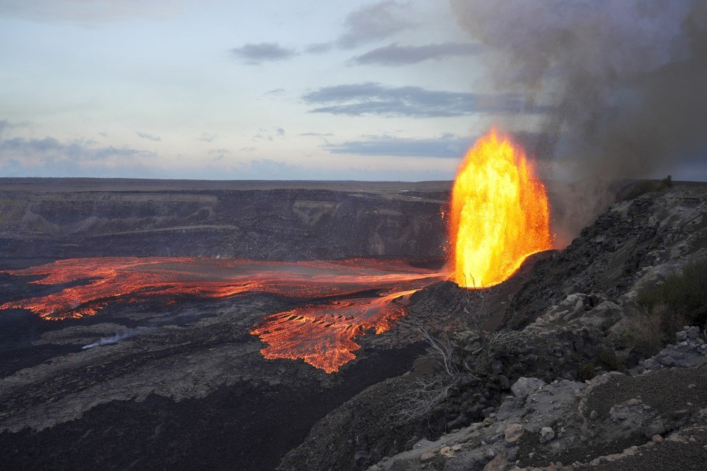 Tourist falls off cliff while trying for close-up view of Hawaii ...
