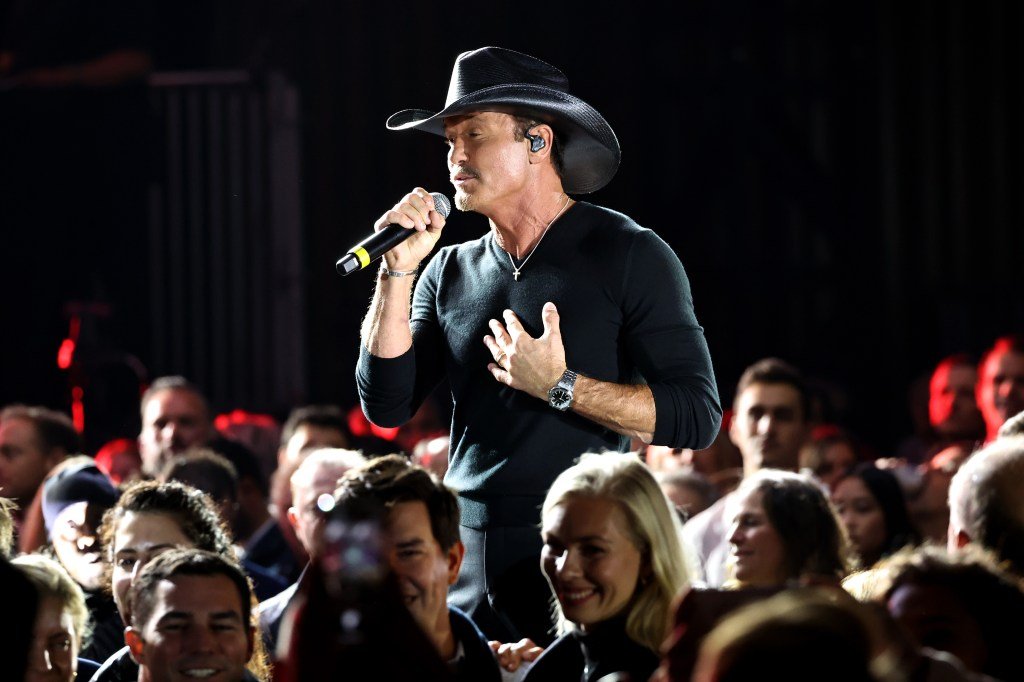 A-list country singer unrecognizable with newly shaved head and ripped ...