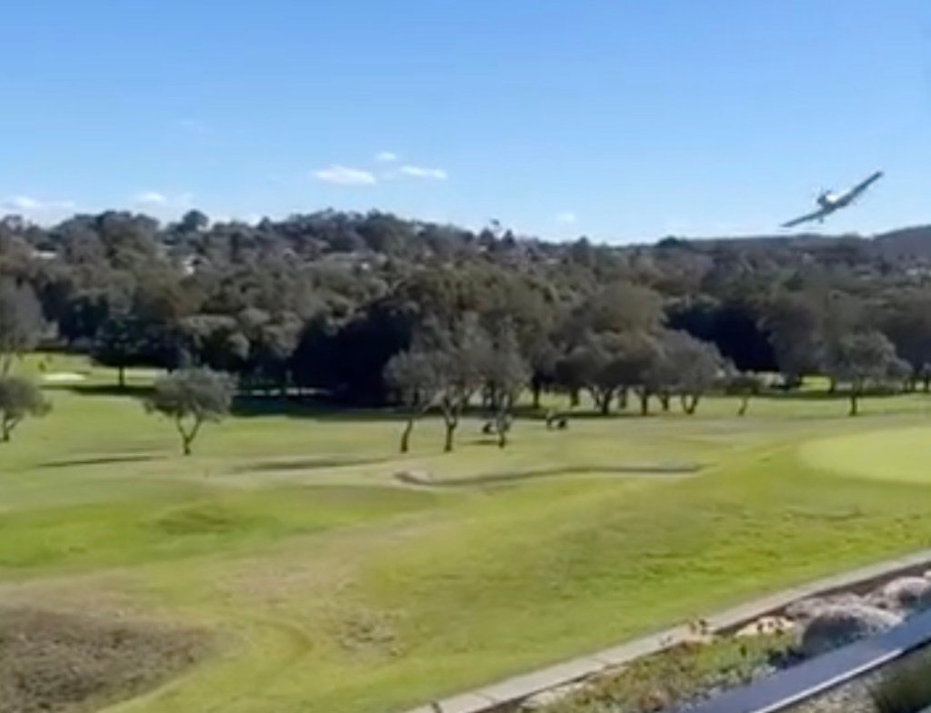 Small plane crash lands onto Sydney golf course in lesson gone wrong ...