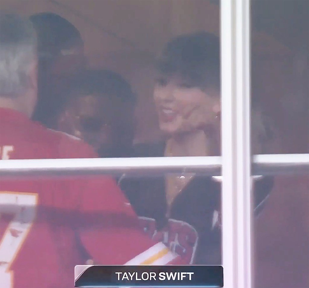 Taylor Swift Quietly Takes In Travis Kelces Game As Chiefs Dominate Raiders New York Hots