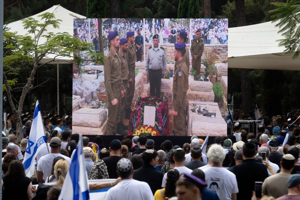 Tens of thousands attend funeral of Israeli soldier whose remains were ...