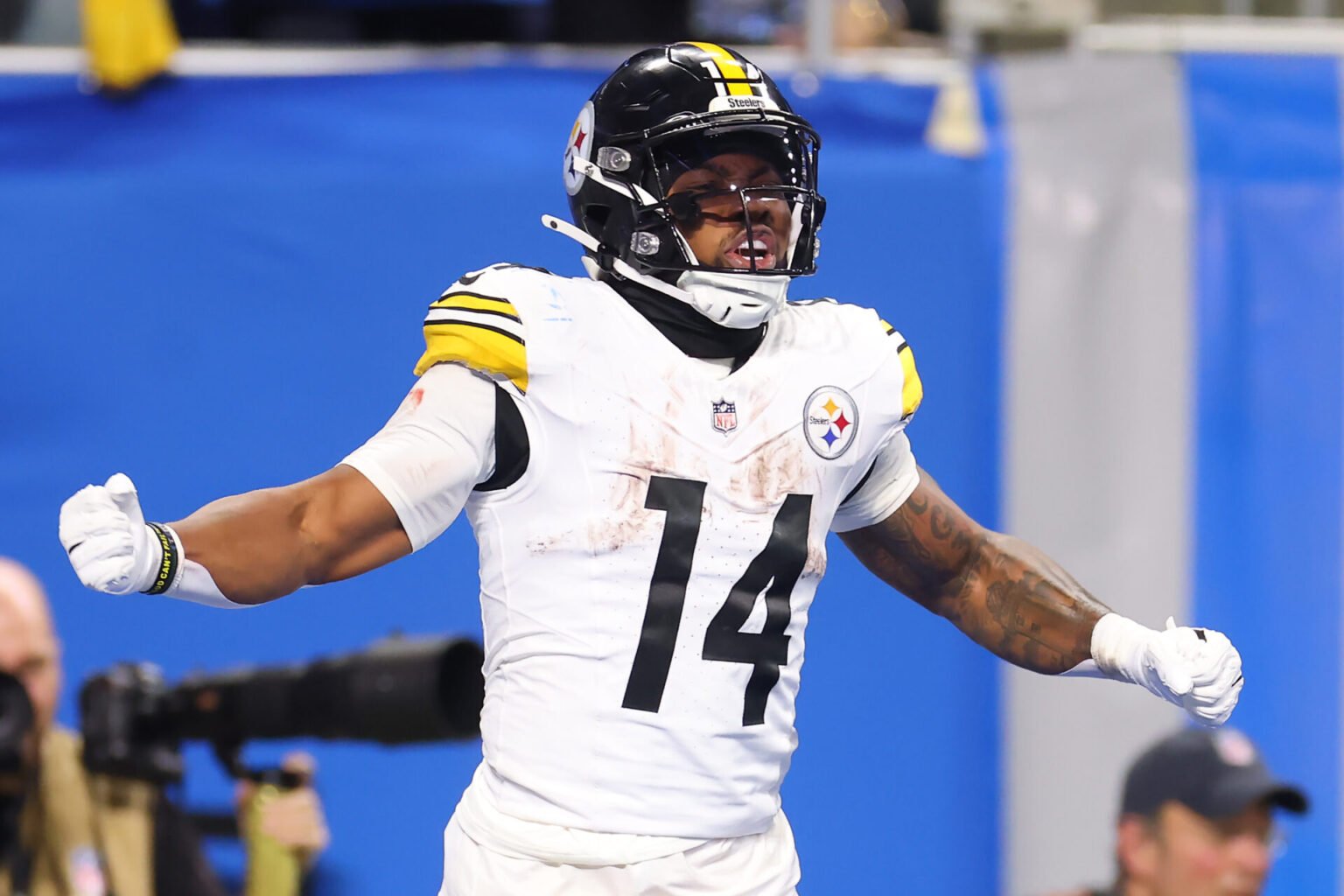 Gun-wielding goons take off with boxes of Apple loot during brazen ...