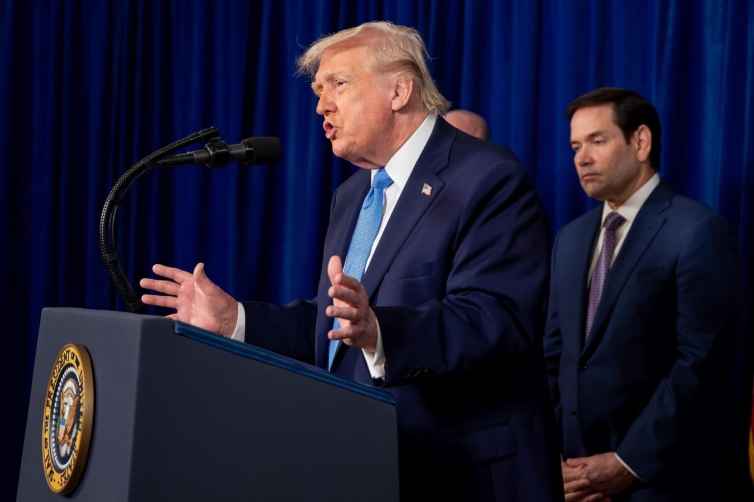 Gun-wielding goons take off with boxes of Apple loot during brazen ...