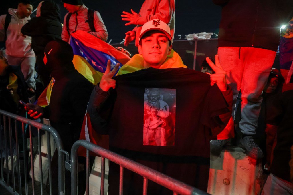 Maduro, wife greeted by jeers of ‘down with the dictator’ by hundreds ...