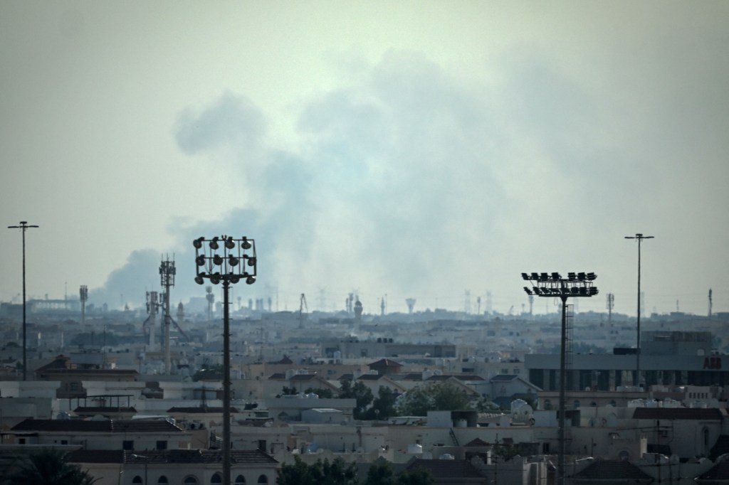 Iran launches heavy attacks on Qatar and continues airstrikes on Middle ...